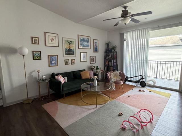 Looking for a girl roommate