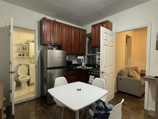 Looking for a girl roommate 1year lease UES