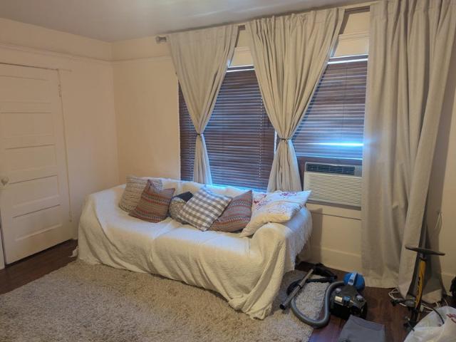 Looking for a housemate