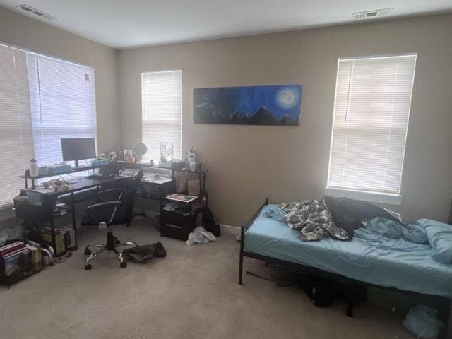 Looking for a roomate! Very urgent!
