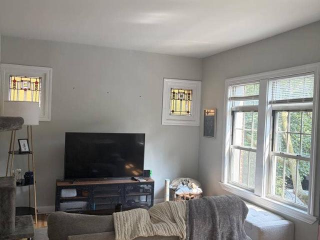Looking for a roommate for October