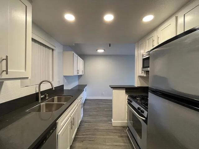 Looking for a roommate to split rent