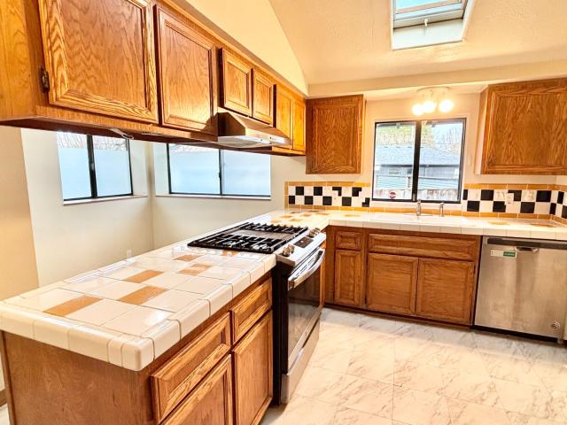 Looking for a short term 5 month lease? |Character Rich 1912 Home in North Portland – Spacious 2 Bed / 1 Bath