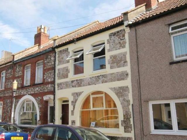 Looking for a spacious duplex apartment close to the High Street? This could be the one for you! With well proportioned rooms this is a must see! Call NOW to book your viewing!