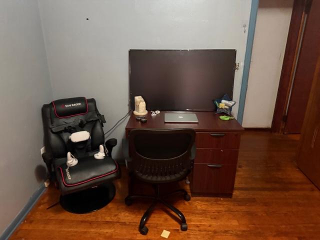 looking for a woman roommate