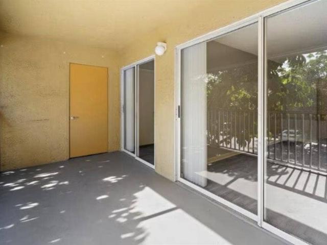 Looking for female roommate 3Bd