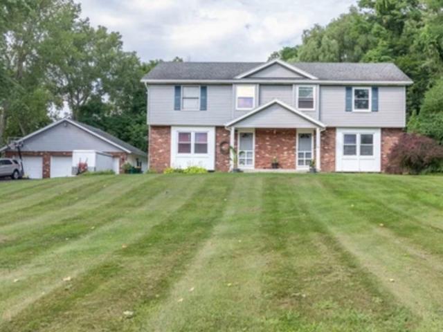 Looking for female roommate in 3 bedroom duplex