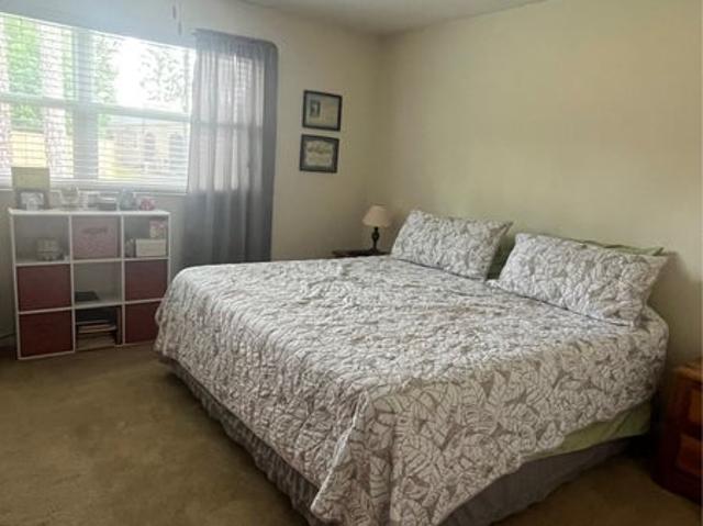 Looking for female roommate Mandarin