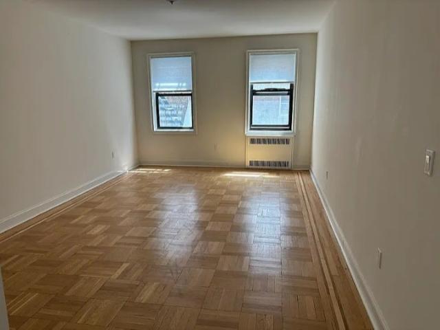Looking for female roommate near subway in Sunnysi