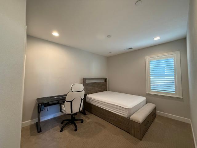 looking for friendly female roommate