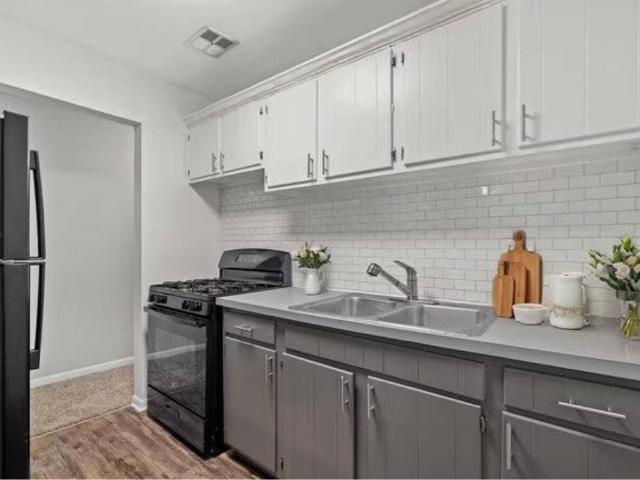 Looking for roomate West Suburbs