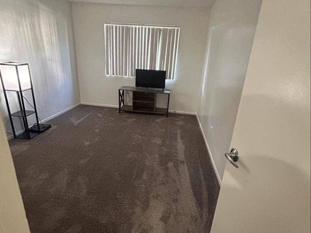 Looking for roommate
