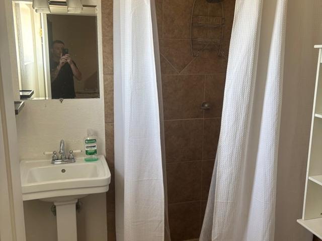 Looking for roommate