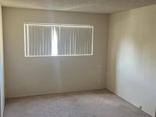 LOOKING FOR ROOMMATE