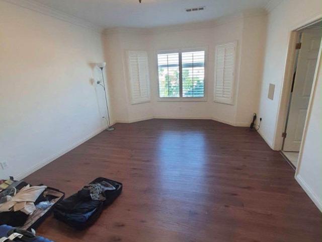 Looking for Roommate