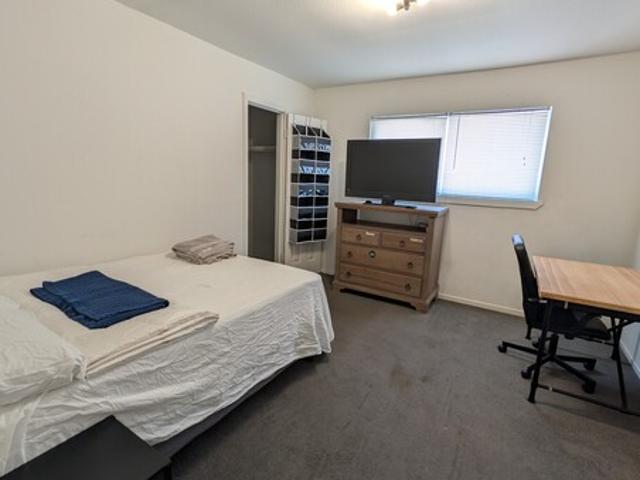 Looking for Roommate