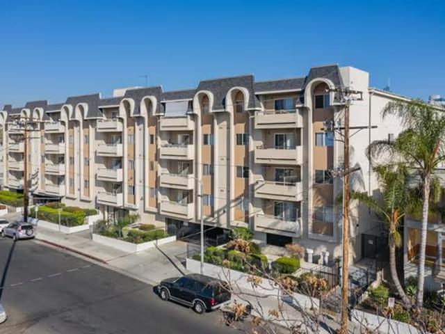 Looking for roommate to move in Oct 2026