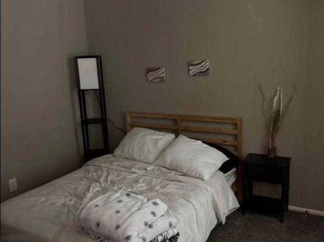 Looking for roommate W Phoenix
