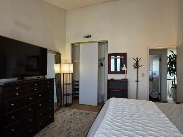Looking for Roommate_ bathroom in a Townhouse in R