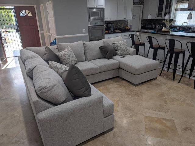 Looking for Roommate in Corona