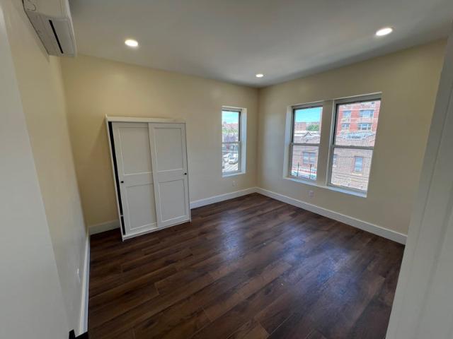 Looking for roommate in Elmhurst