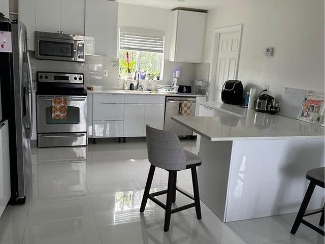 Looking for Roommate in Palmetto Bay