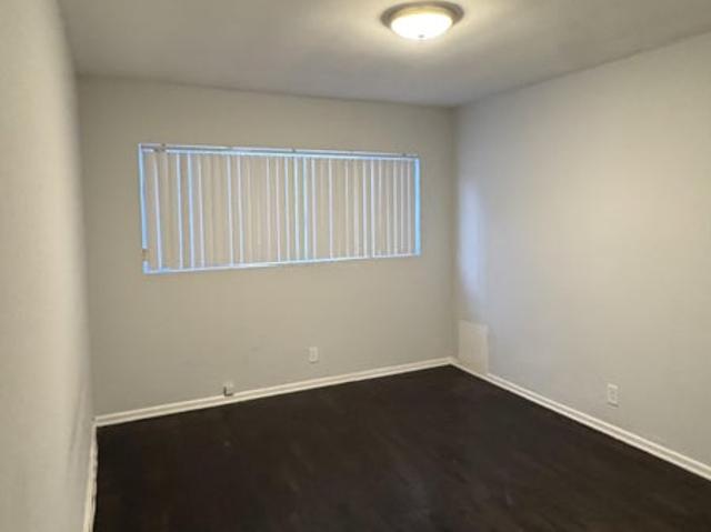 Looking for roommate in Palms