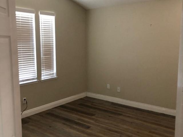 Looking for Roommate in RSM/Mission Viejo Area