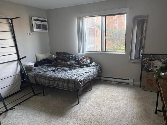 Looking for roommate private room/b