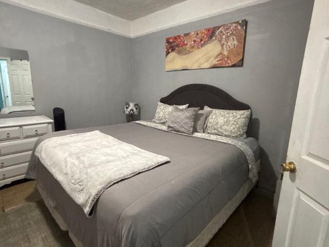 Looking for Student Rommates