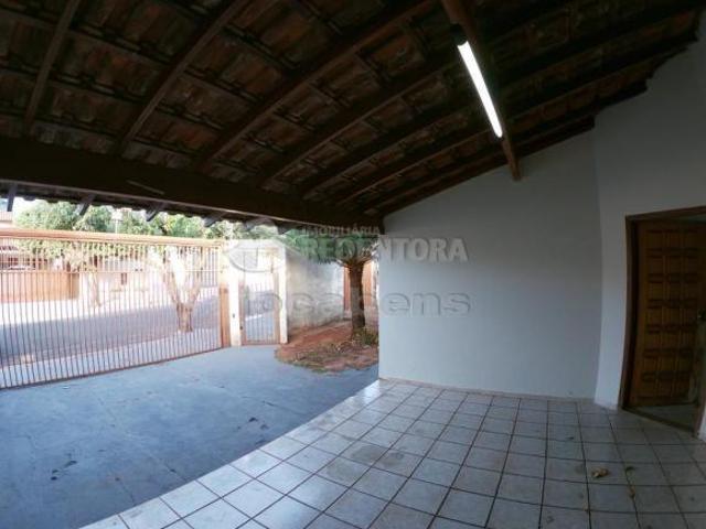 Locação de casa com 3 dormitórios com 4 vagas de garagem localizada no bairro Vila Itália