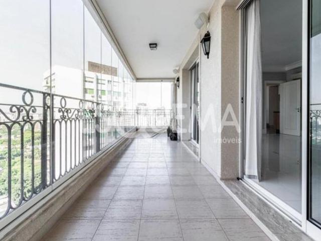 Locação de apartamento semimobiliado de 350m² útil, nos Jardins, 3 suítes, 5 VAGAS, varanda com chu