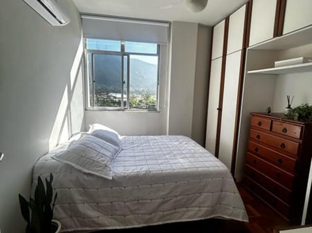 Locação de quarto com banheiro privativo para mulher