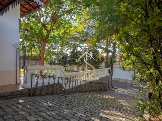 Localização excelente próxima aos melhores colégios da cidade. CASA EM ESTILO COLONIAL,480m² terr
