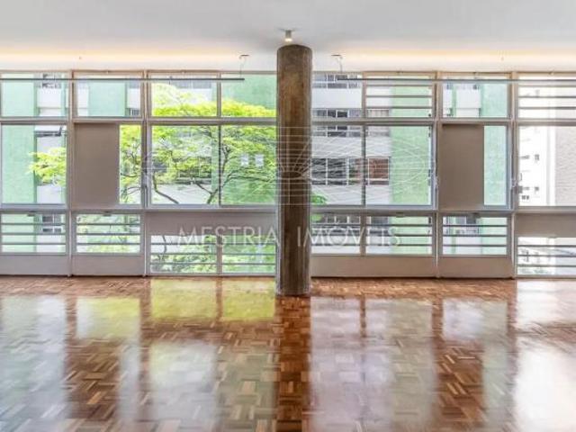 Localização perfeita, na parte plana do bairro, próximo ao Clube Paulistano! Com 2 vagas!