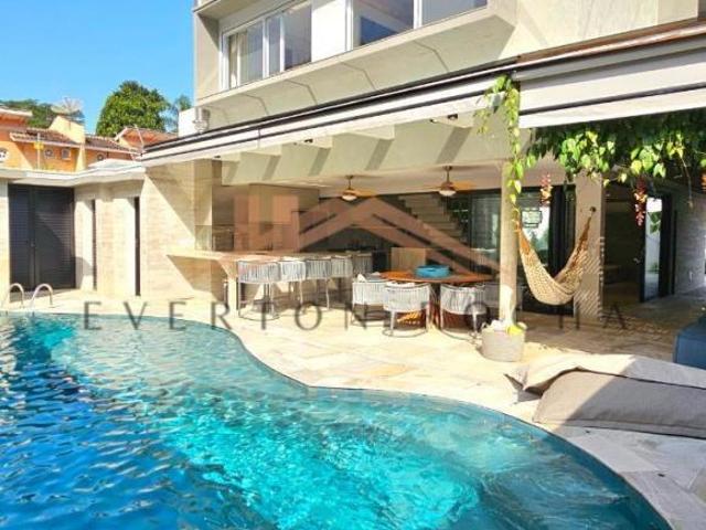 Localização privilegiada! Casa nova com 5 suítes, piscina e sauna à venda em Juquehy