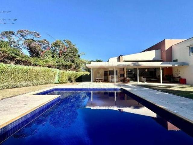 Localização privilegiada: No coração da Granja Viana, com fácil acesso ao km 23 da Raposo Tavares e