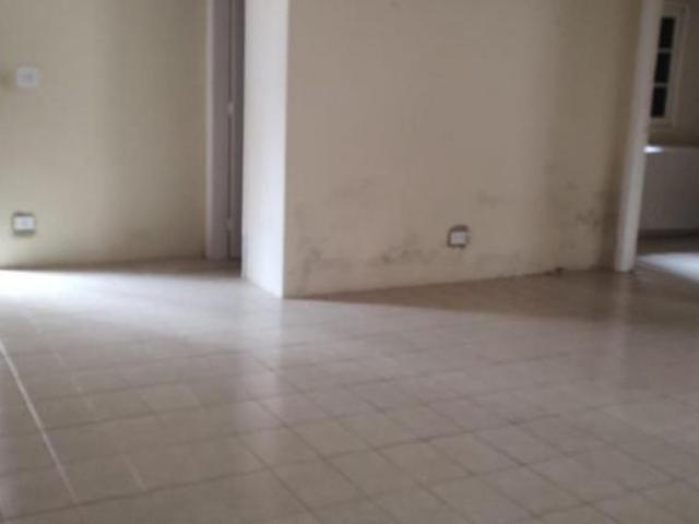 Localização próximo da Orla do Itaguá, apto térreo com 03 dorms, 01 banheiro, quintal e 02 vagas de