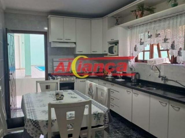 Localizada na charmosa Vila Rosalia, em Guarulhos, esta casa oferece um espaço acolhedor e funcional