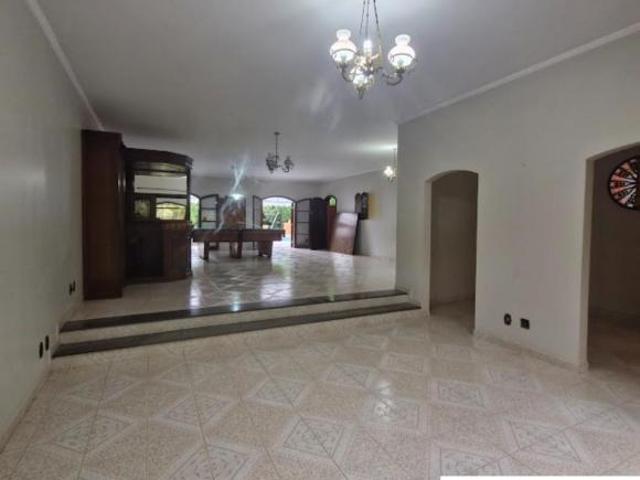 Localizada no renomado Condomínio Rio das Pedras, esta casa térrea oferece conforto e elegância em u
