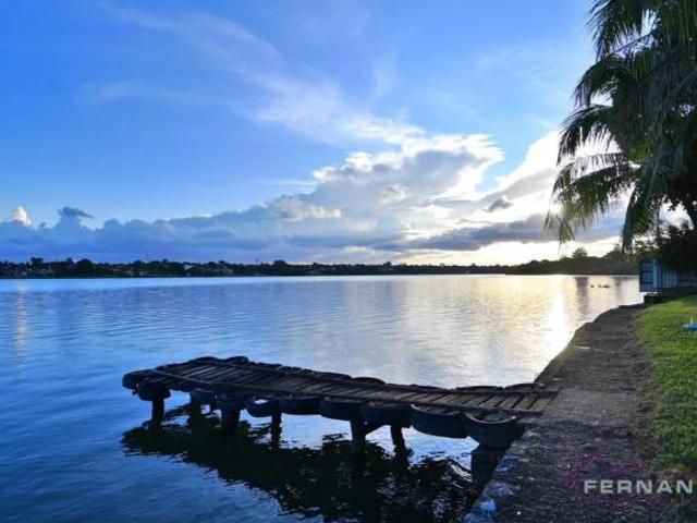 LOCALIZADA ÀS MARGENS DO LAGO PARANOÁ, DECK, MARINA, GARAGEM PARA EMBARCAÇÕES E LOCAL PARA HELIPONTO