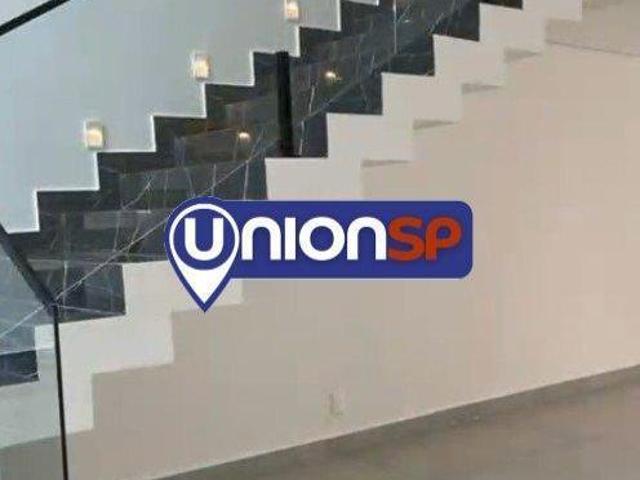 Localizada em condomínio fechado, esta residência de dois andares oferece conforto, sofisticação e p