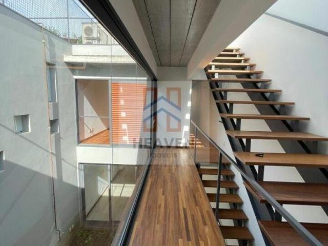Localizada em uma rua arborizada, esta casa nova oferece