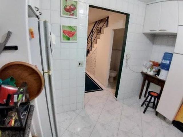 Localizado em um condomínio fechado na Granja Viana, com fácil acesso pelo Km 21 da Rodovia Raposo T