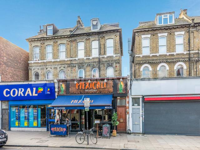 Located minutes to Finsbury Park Station a lovely modern 2 bedroom property