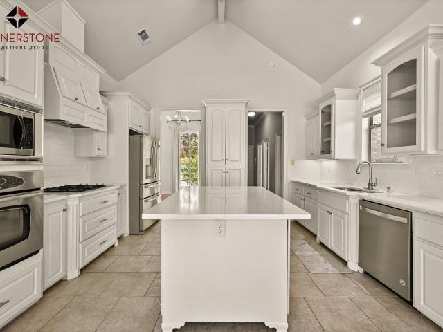 LOCATED OFF OF AIRLINE BY INDUSTRIPLEX! 4 BEDROOM, 3 BATHROOM!