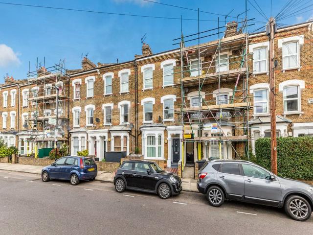 Located on a quiet road and only a short walk to Finsbury Park Station