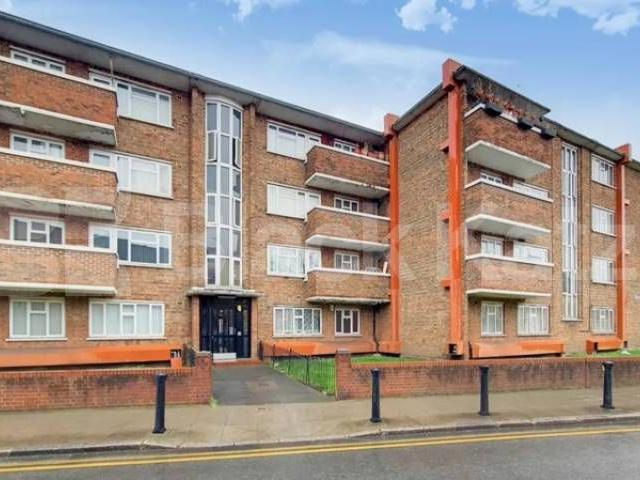 Located close to Whitechapel Station and an array for emenaties
