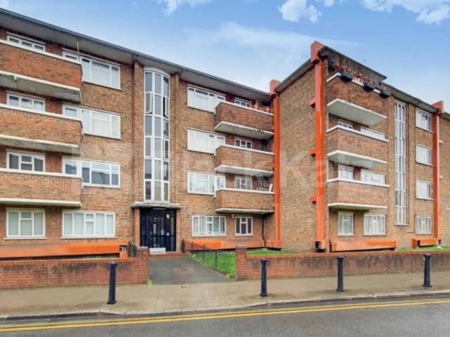Located close to Whitechapel Station and an array for emenaties