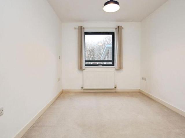Located in a modern development a short walk to Cabot Circus and Temple Meads. There is also the added bonus of a balcony!